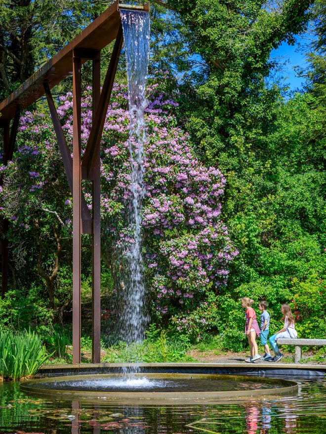 The Flume & Donald Marvin Daylily Garden - Heritage Museums & Gardens